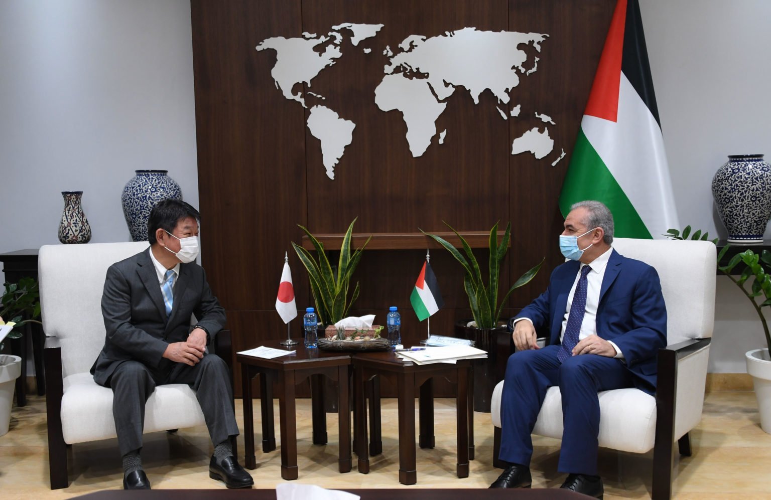 Palestinian PM discusses with head of ICRC mission Palestinian ...